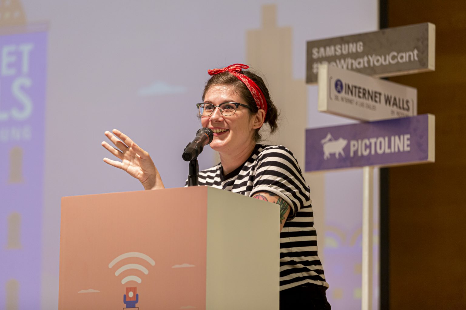 Muchos perritos y un mural, la fórmula de Gemma Correll - Meow Magazine ...