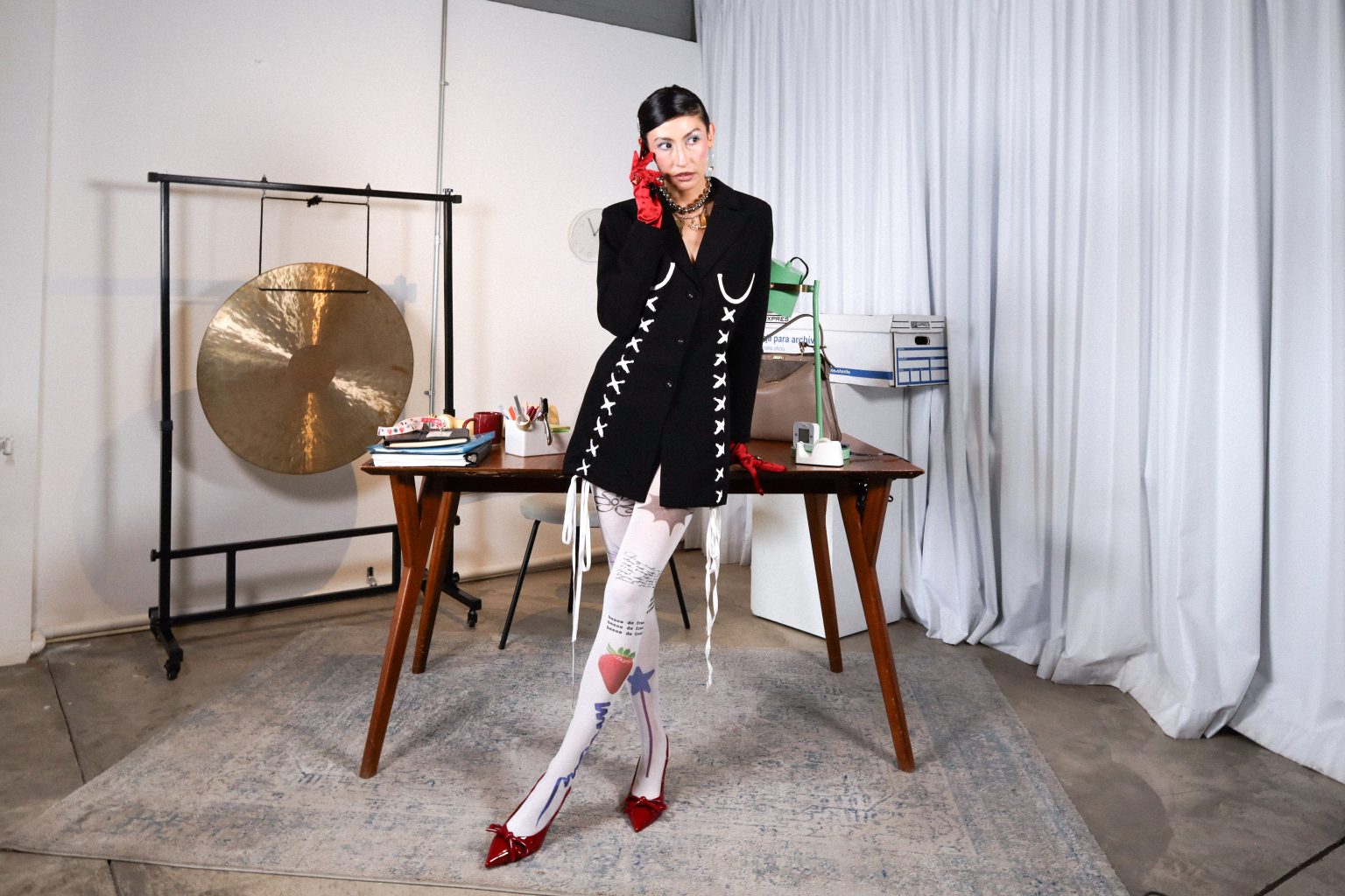 COVER: Un día en la oficina con Daniela Spalla - Meow Magazine | Meow Magazine, Onomatopoeia of ...